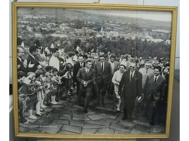 TITO U VALJEVU 1967 ogromna uramljena fotografija