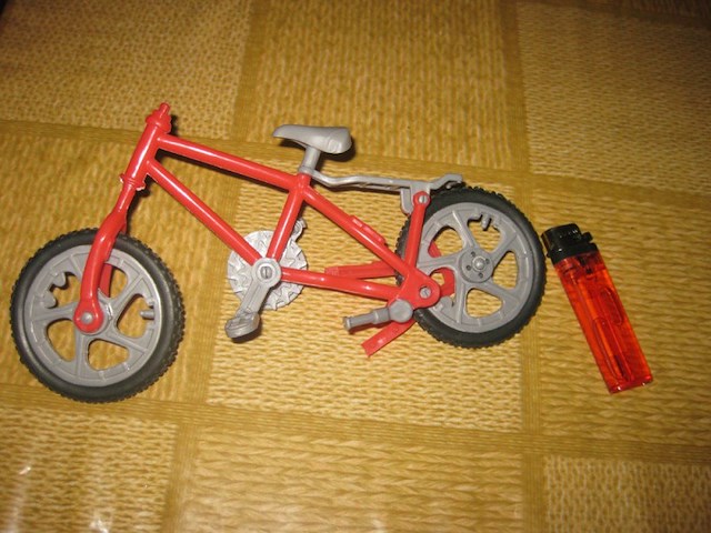 Bicikl crveni (neispravan za delove)