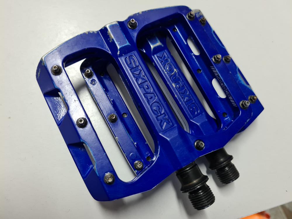 Sixpack racing menace pedale