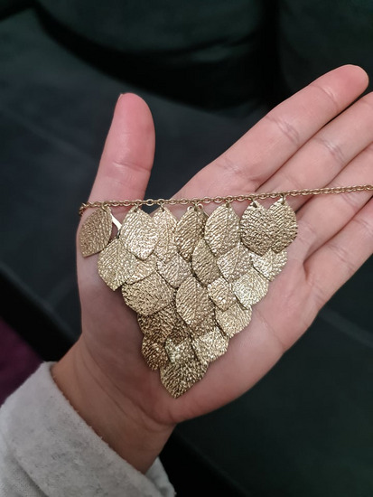 Zlatni lišće lančić iz Avona