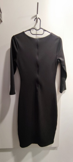 Crna haljina srednje dužine