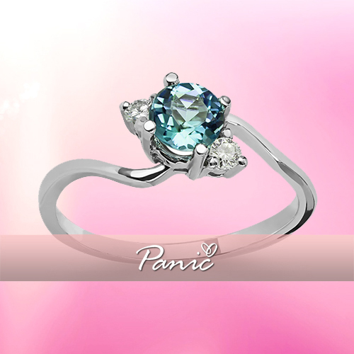 Izuzetno atraktivan prsten od belog zlata sa plavim topazom (0.67 ct) i brilijantima( 0.06 ct VS-GH)
