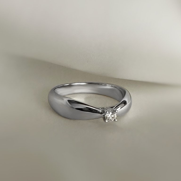 Dijamantski (0.07 ct Vs-gh) verenički prsten od belog zlata sa debljom, zaobljenom šinom
