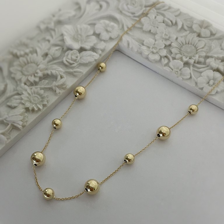 Moderna ogrlica od žutog zlata sa 3D lopticama