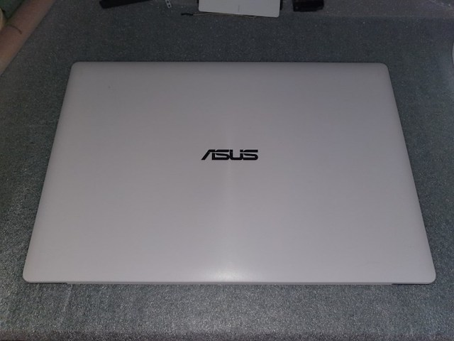 Kuciste ekrana za Asus X553M