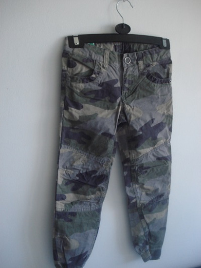 Nove Benetton military pantalone 7-8 godina