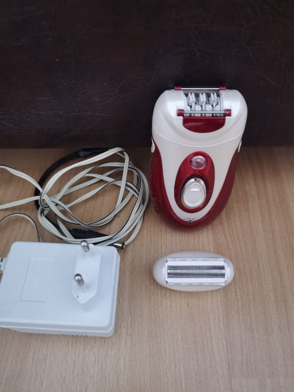 Epilator sa 2 brzine. Poseduje i nastavak za brijanje dlacica. U