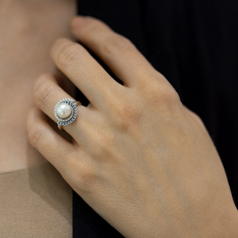 Elegantan prsten sa biserom i dragim kamenjem