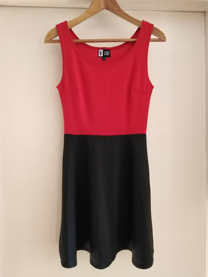 Crveno-crna haljina na bretele