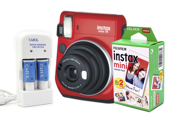 Fujifilm Instax Mini 70 + Film za 20 fotografija + punjač sa punjivim baterijama