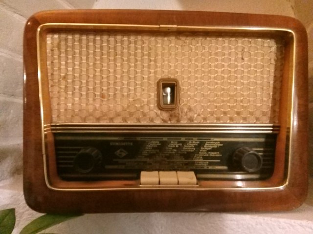 Stari radio u  perfektnom stanju
