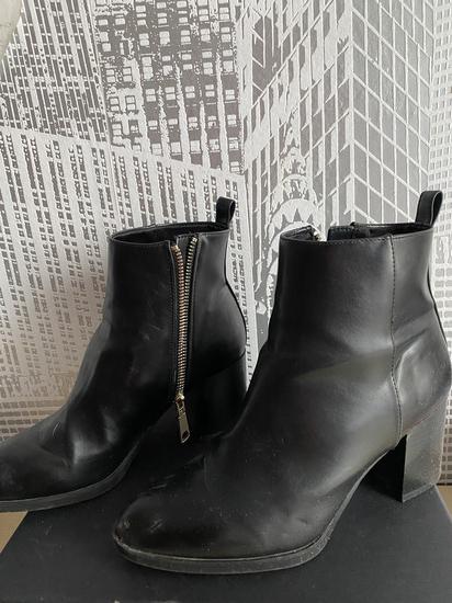 H&m crne cizmice na malu stiklu