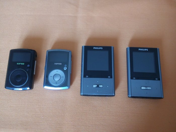 Mp3/mp4 playeri 3 kom sansa crni mp3 player 2gb - 20e sansa srebrni