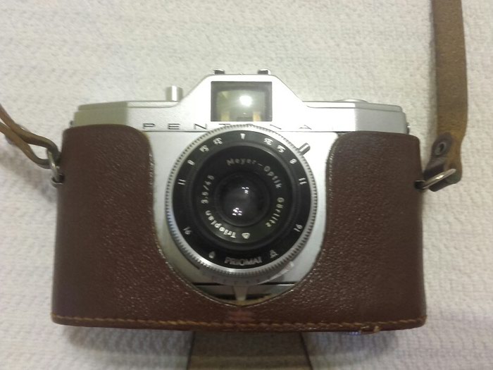 PENTONA analogni foto aparat kolekcionarski primerak ima kožnu futrolu