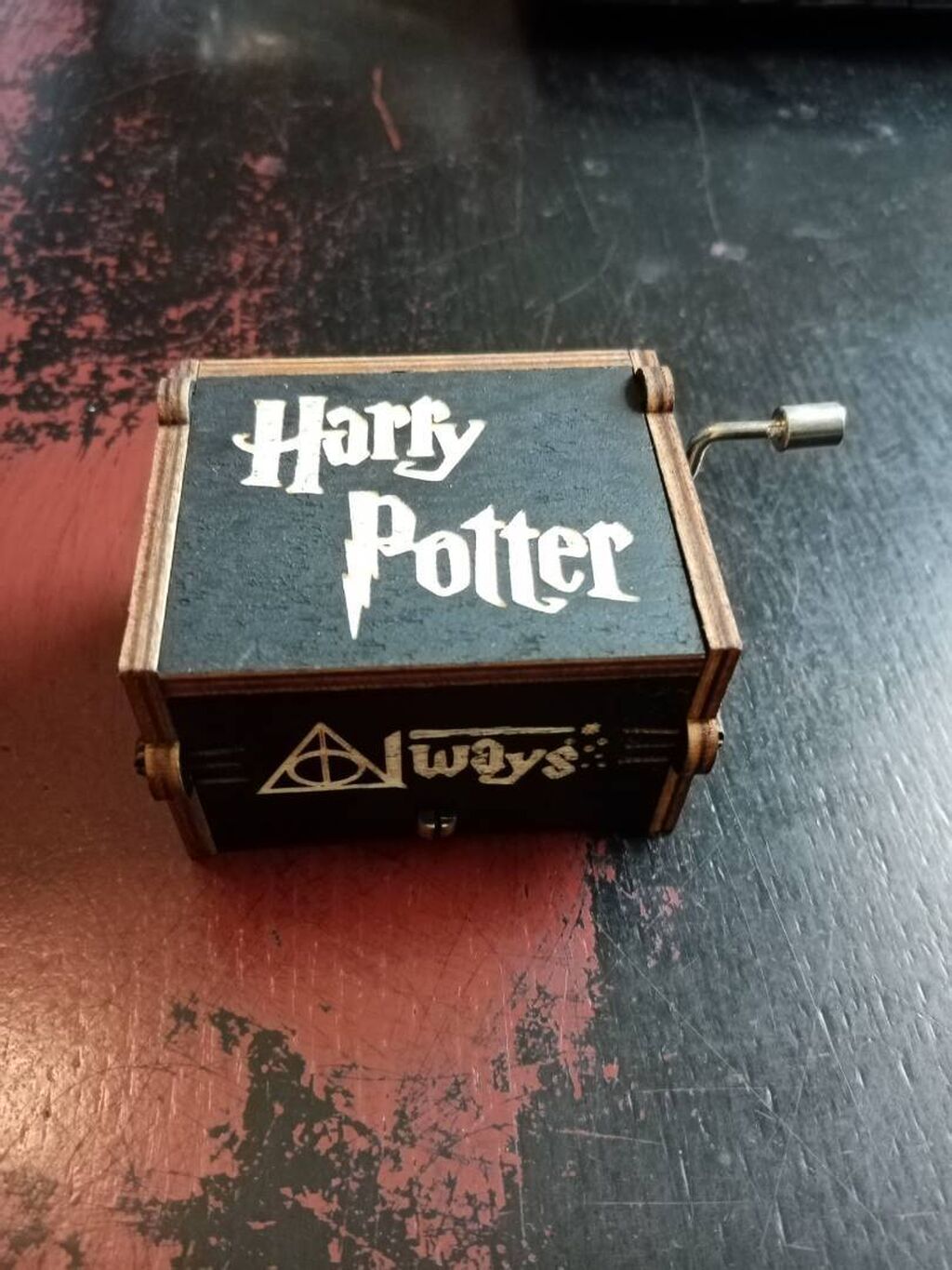 Hari Poter muzicka kutija Harry Potter- Novo Kutija je drvena sa