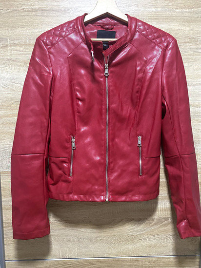 Crvena kožna jakna