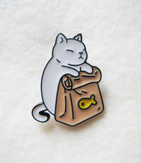 Mačka sa hranom pin/broš/bedž