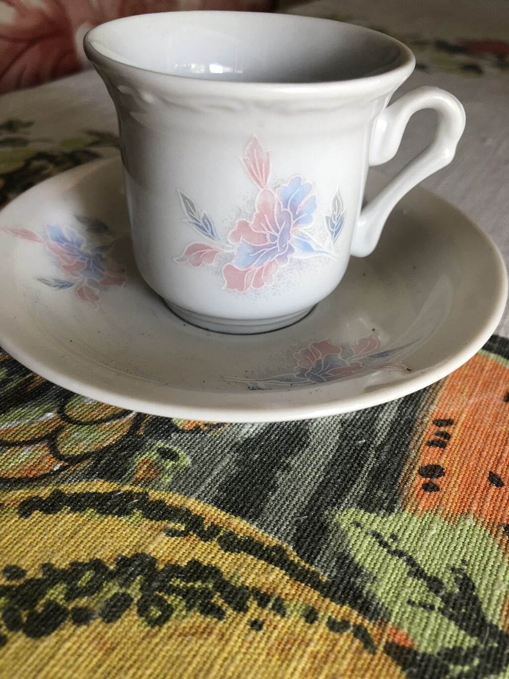 Komplet od šest porcelanskih malih šoljica za kafu sa tacnama