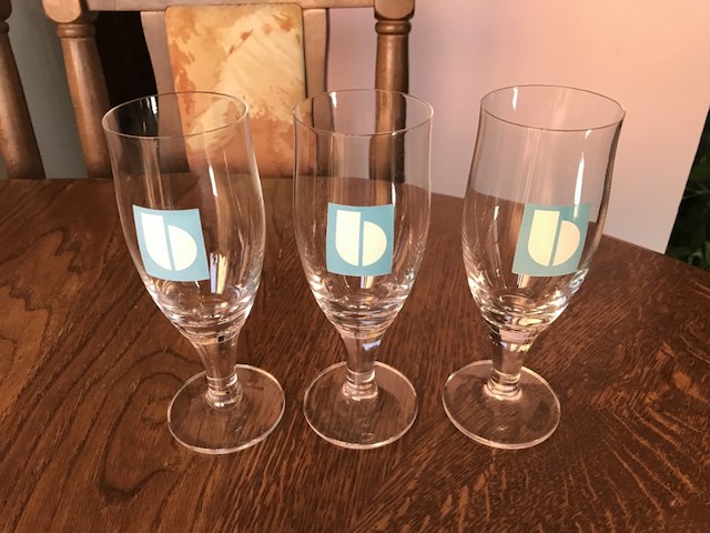 3 čaše na stalak