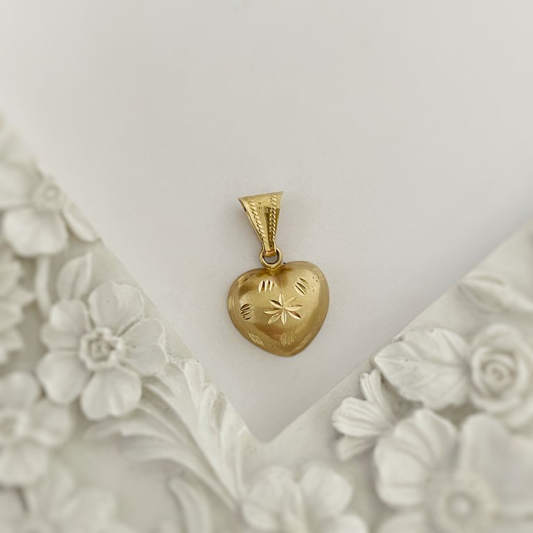 Privezak srce od žutog zlata sa dijamantiranim detaljima