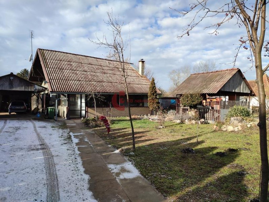 Porodična kuća na Paliću blizu Krvavog jezera