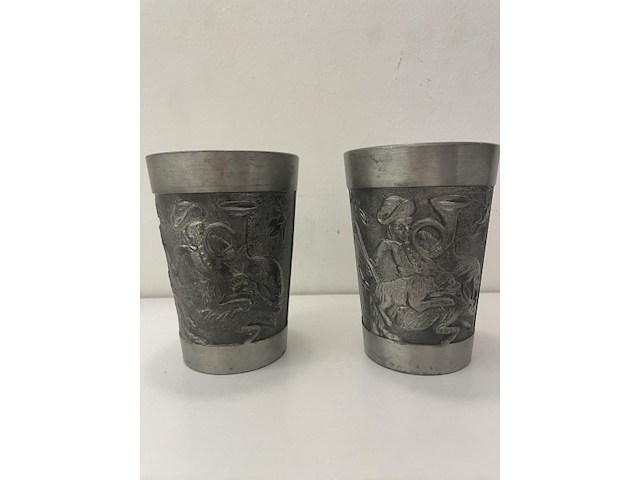 Dve čaše od cina (zinn), sa motivom lova