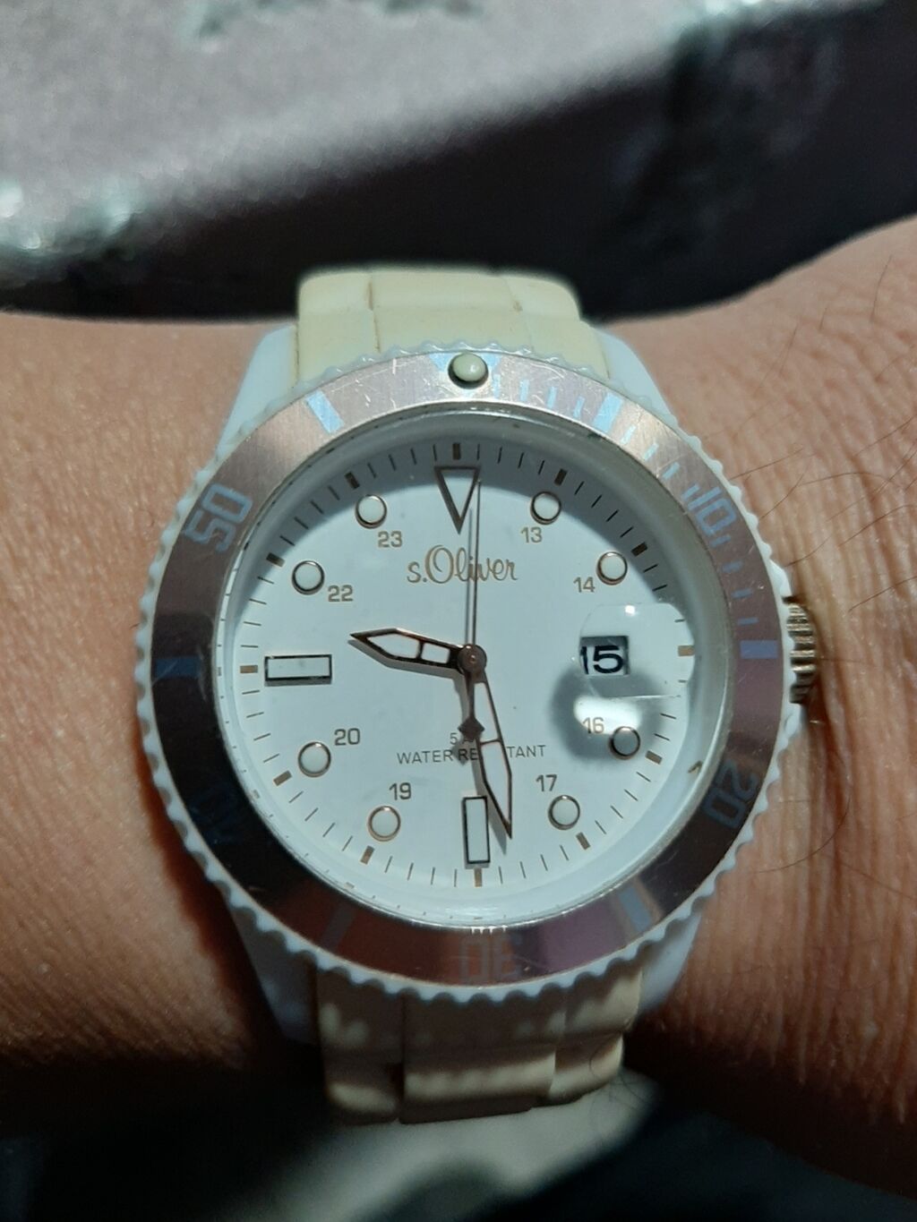 Sat Oliver original sat ispravan datum mu radi,jako lep sat za male