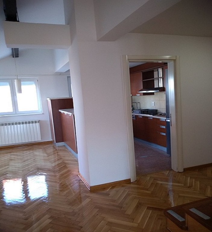 SAVSKI VENAC DEDINJE 130m2 , TERASA , 1000e