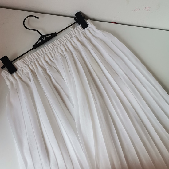 Plisirana bela suknja