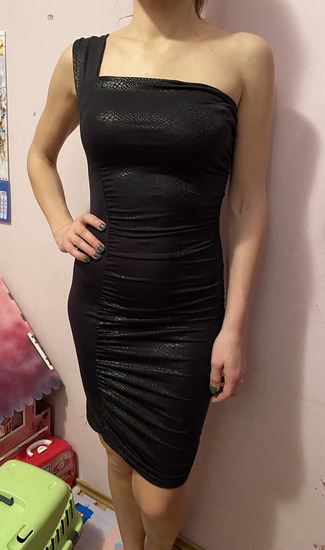 Uska, crna haljina sa zmijskim printom