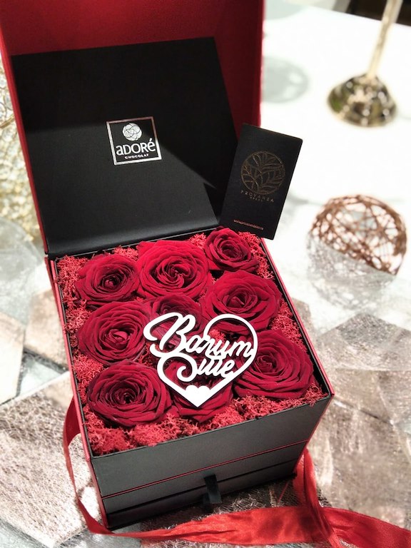 Adore box aranžman sa crvenim ružama