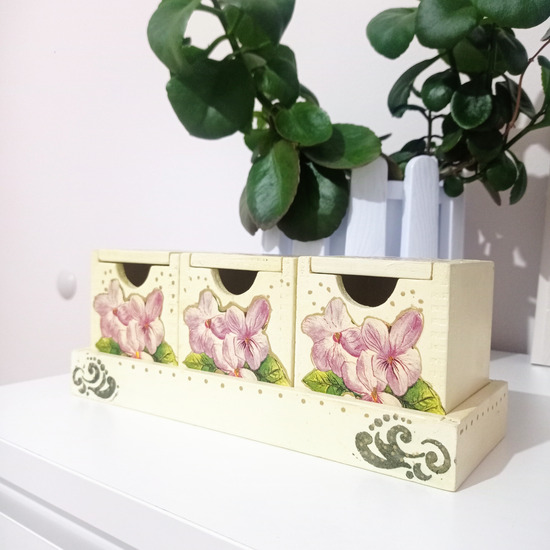 Drvena dekupaž kutija sa cvećem