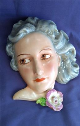 Zidna maska Goebel "Dama sa cvetom"