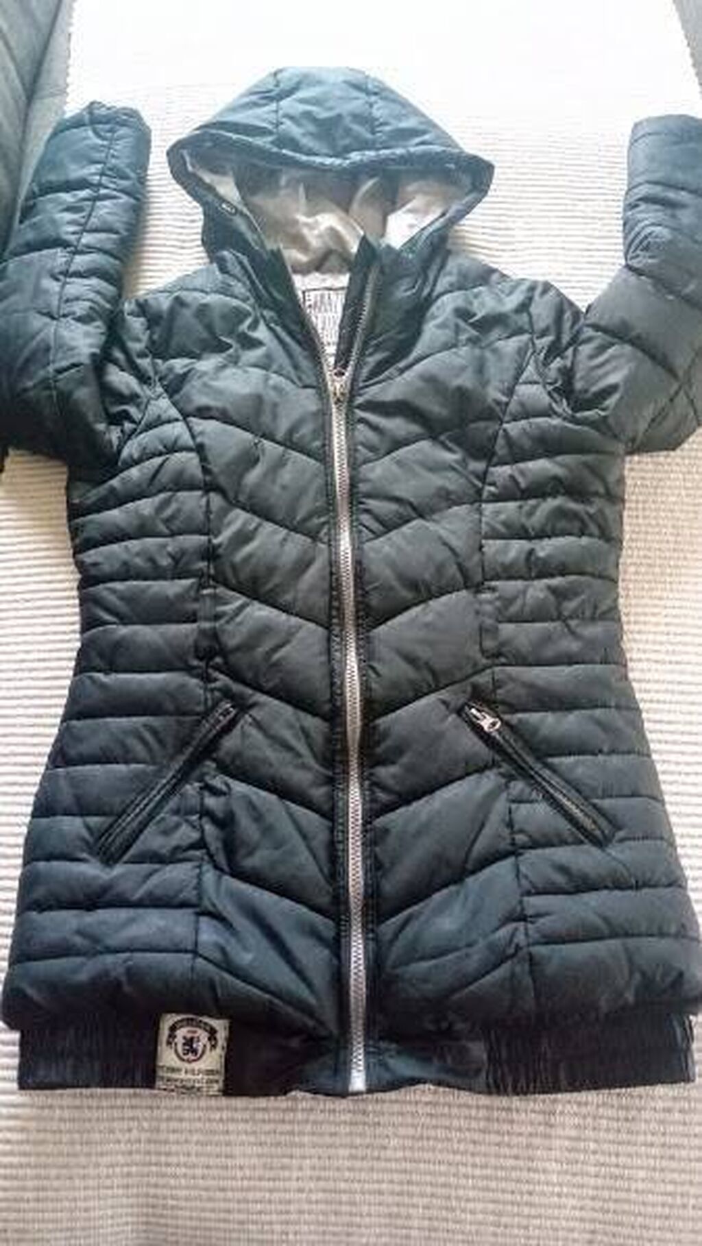 Kvalitetna jakna vel.140 jakna crne boje za prelazni period, kao nova