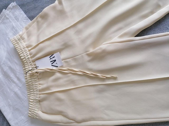 Zara pantalone - NOVO-