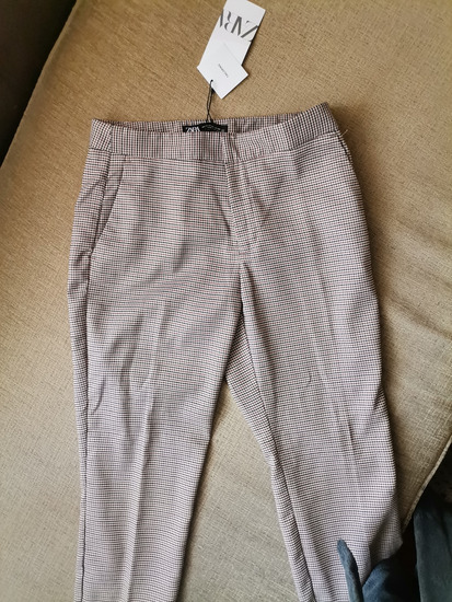 Nove sa etiketom pantalone