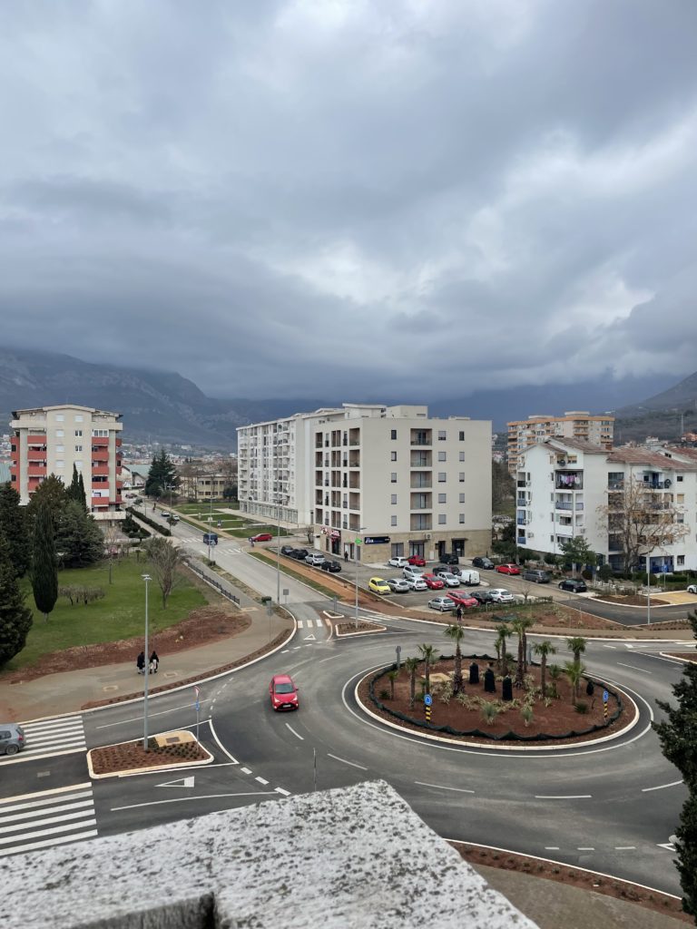 PRODAJA TROSOBNOG STANA BAR- CENTAR