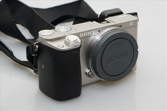 Sony A6000 + objektivi (opciono)