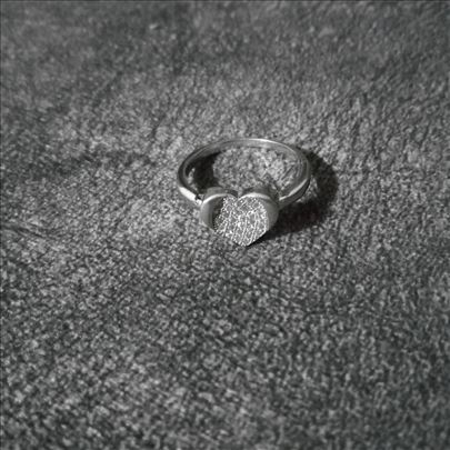 Srebrni prsten sa cirkonima