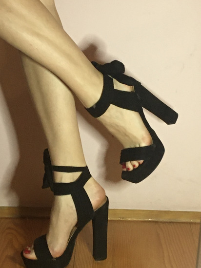 Crne sandale na štiklu