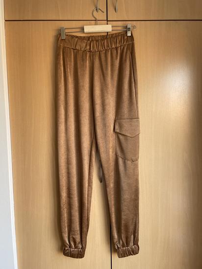 Ležerne Zara pantalone kao nove