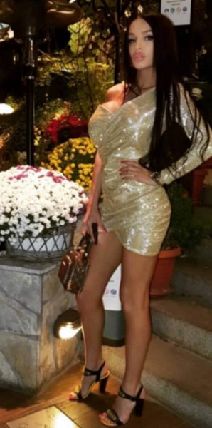 Zlatna haljina na preklop i jedno rame