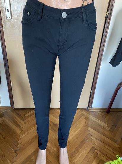 Crne duboke pantalone