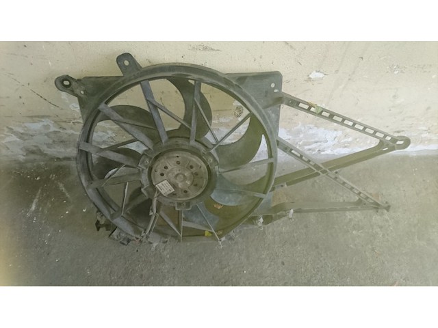 Opel Zafira A 1.6 16 V ventilator hladnjaka  0130303833