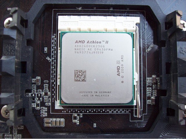 AMD Athlon II X2 240 (2 x 2.8 Ghz ) AM3
