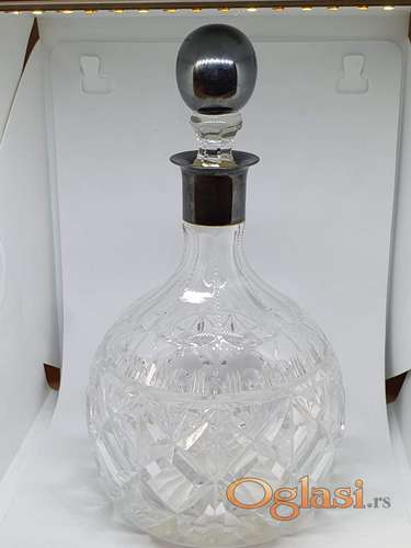 Starinska kristalna flaša za vino