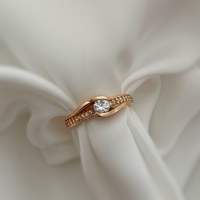 Asimetričan verenički prsten od roze zlata sa cirkonima