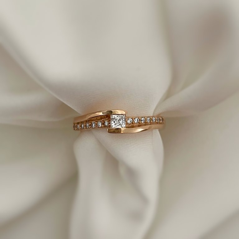 Asimetričan verenički prsten sa četvrtastim cirkonom, roze zlato