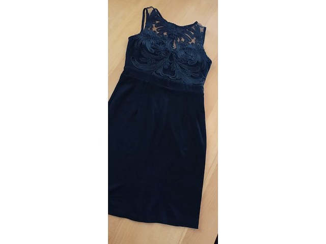 haljina crne boje sa bogatim vezom na tilu