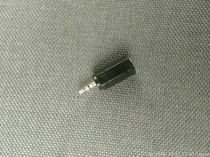 Audio konektor-adapter 3.5mm na 2.5mm. Slike su autentične